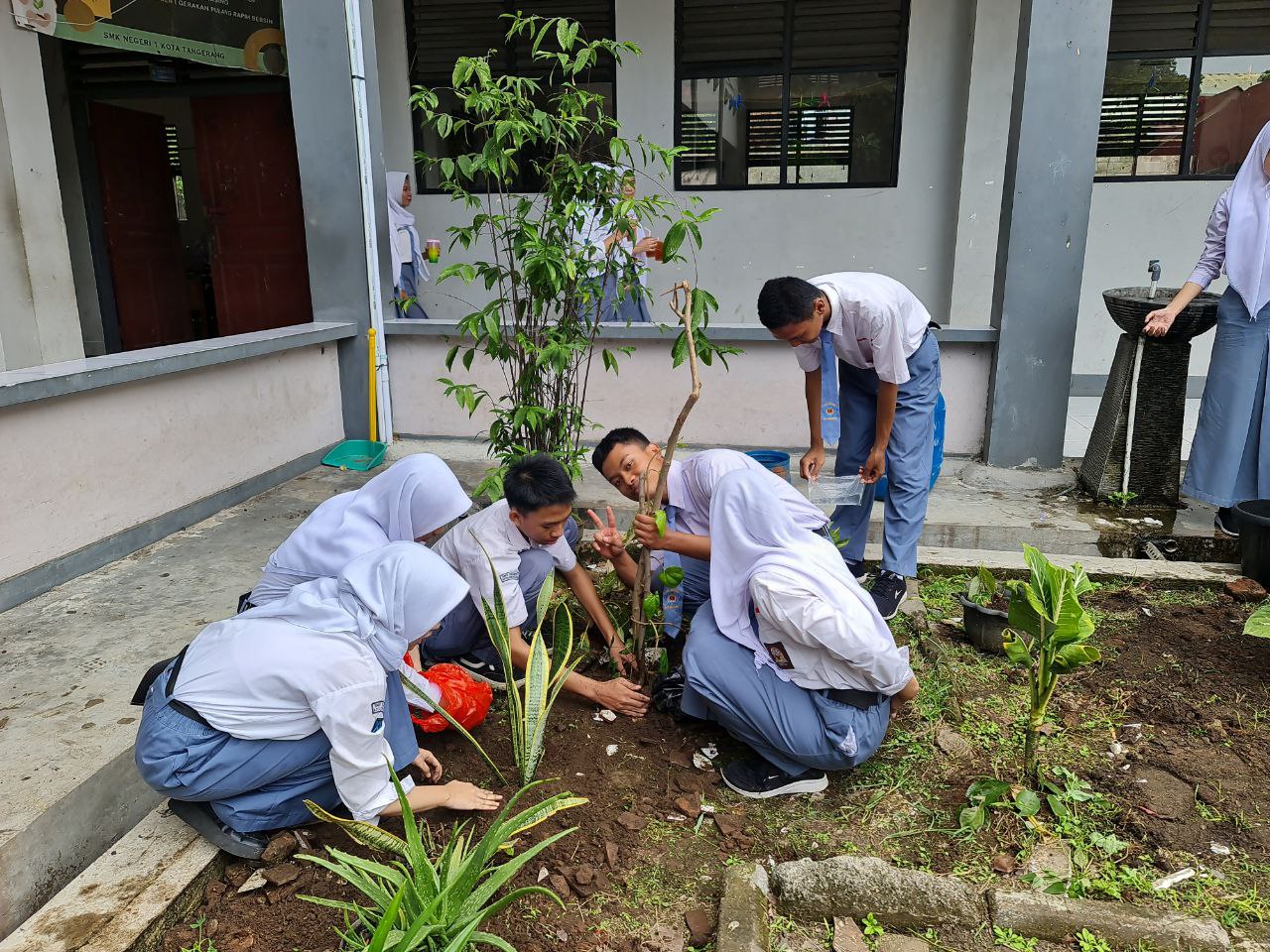 Penanaman Pohon Oleh Siswa dan Siswi di Lingkungan Kelas – SMKN 1 Tangerang